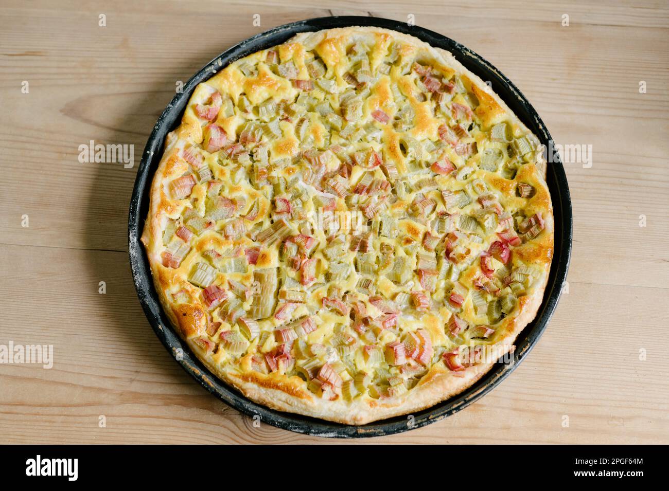 overhead view of fresh baked pie at home Stock Photo - Alamy