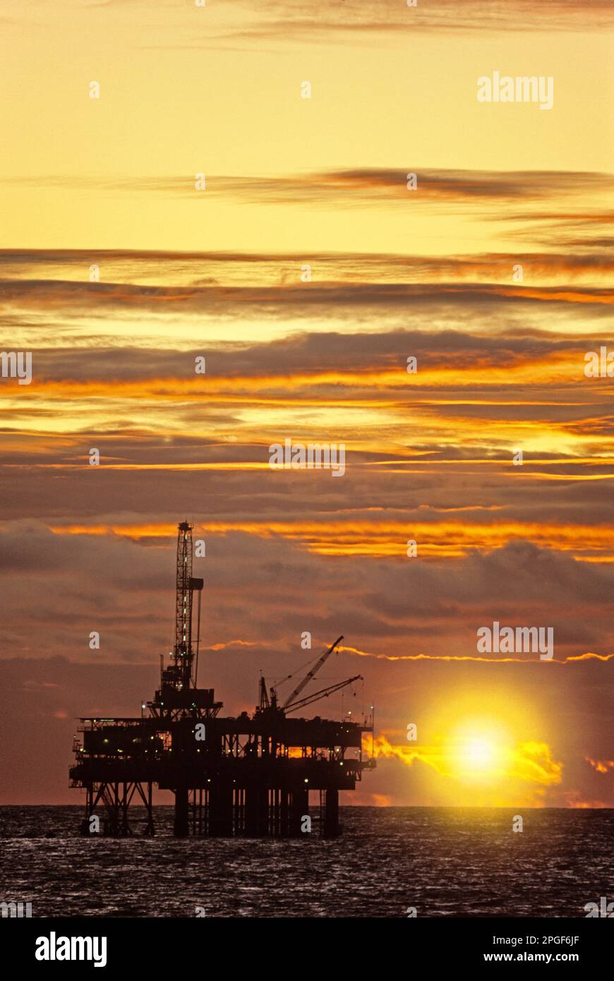 Offshore oil rig platform hi-res stock photography and images - Alamy