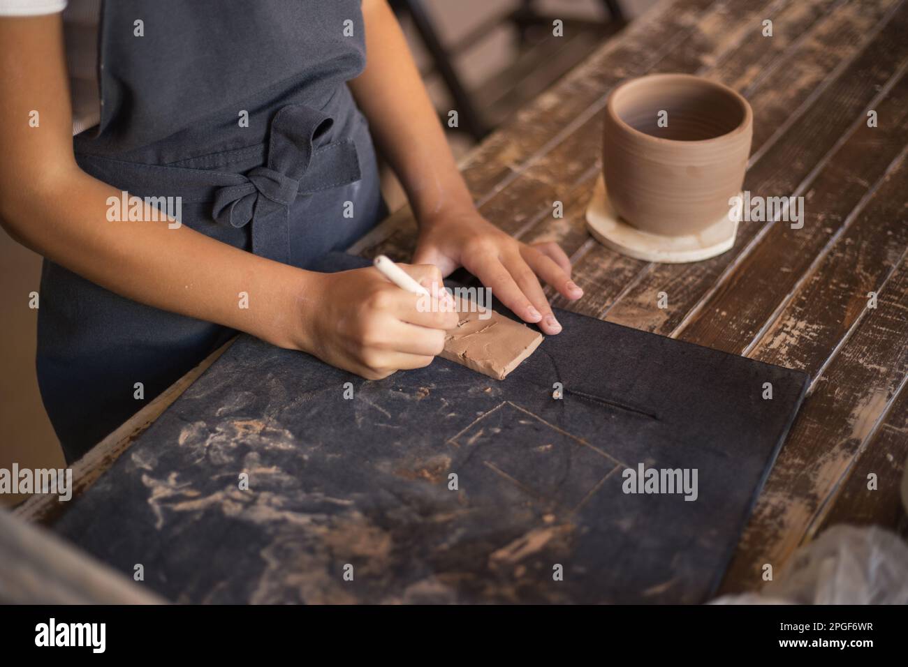 Hand building pottery hi-res stock photography and images - Alamy