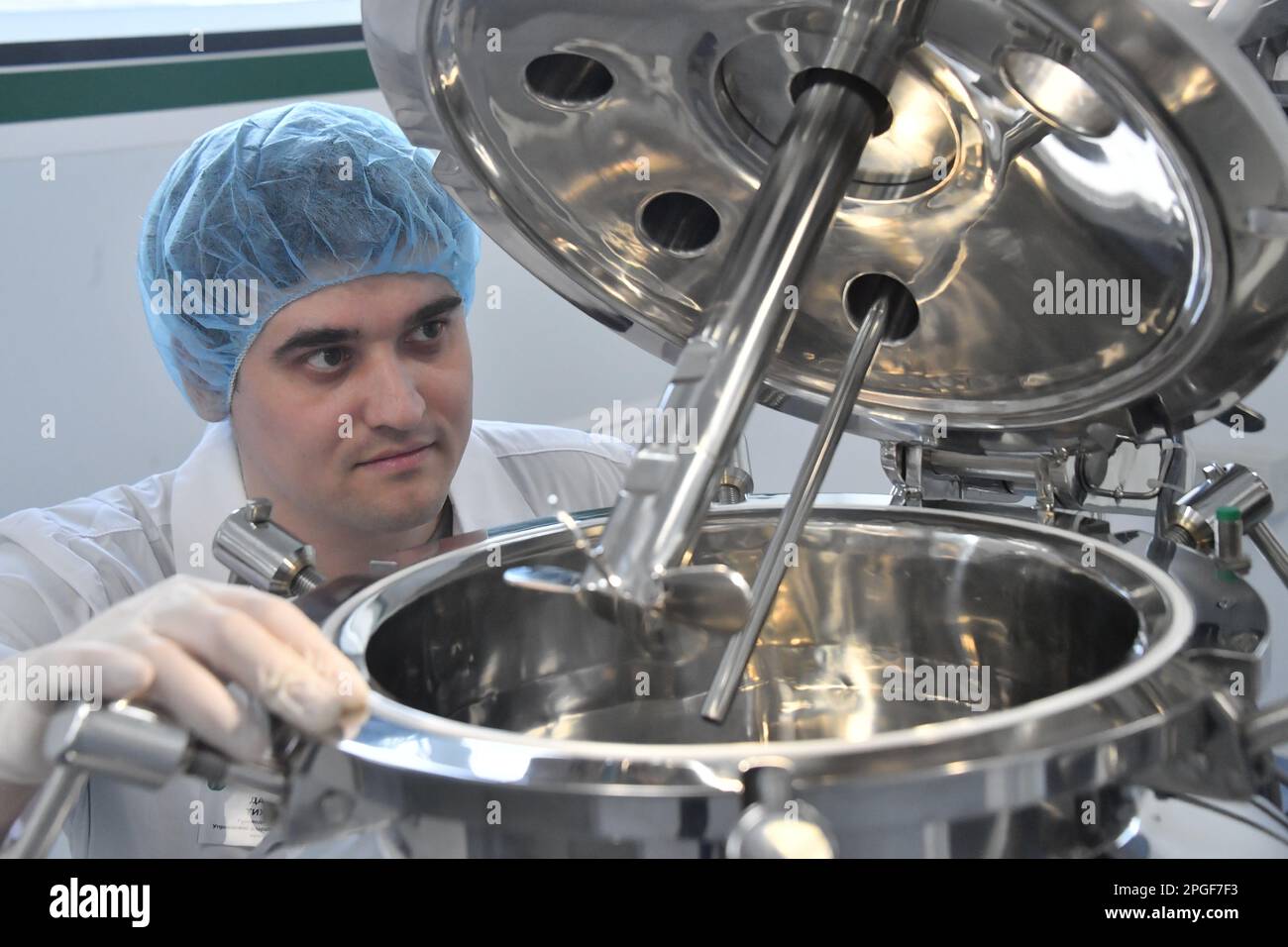 Moscow. Employees of the new scientific and laboratory complex of the ...