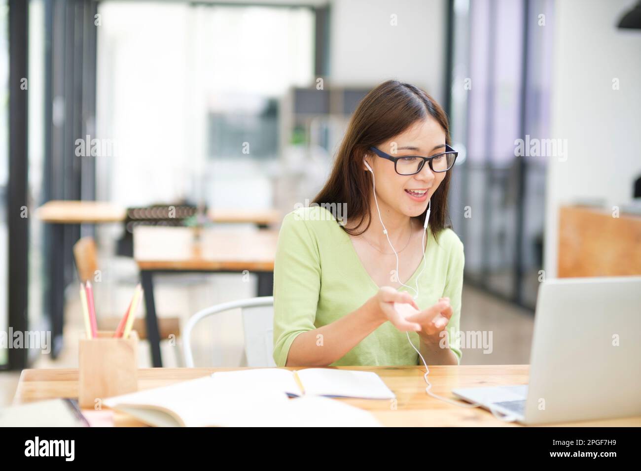 College student video conference hi-res stock photography and images ...