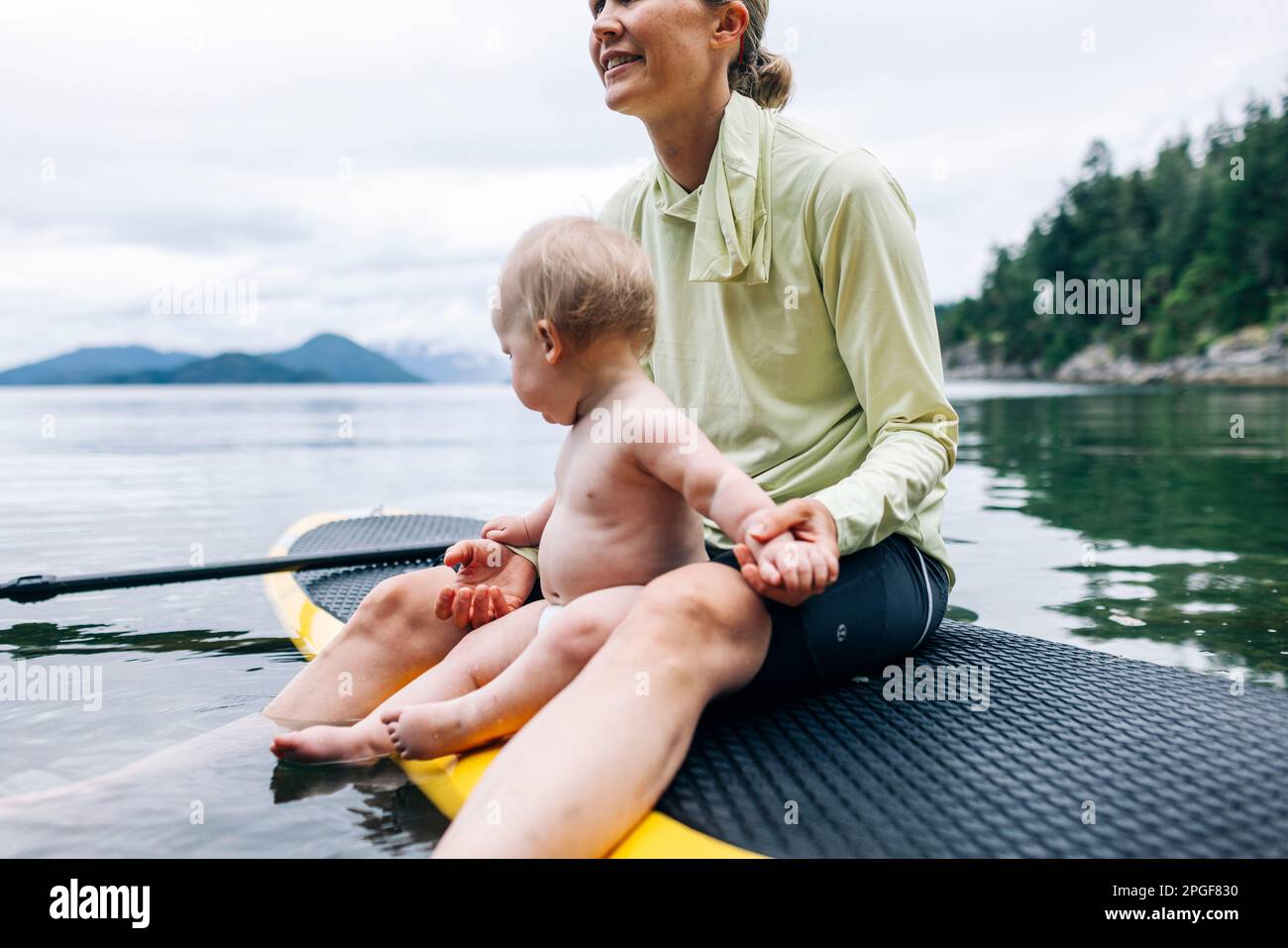 Holds paddle hi-res stock photography and images - Alamy