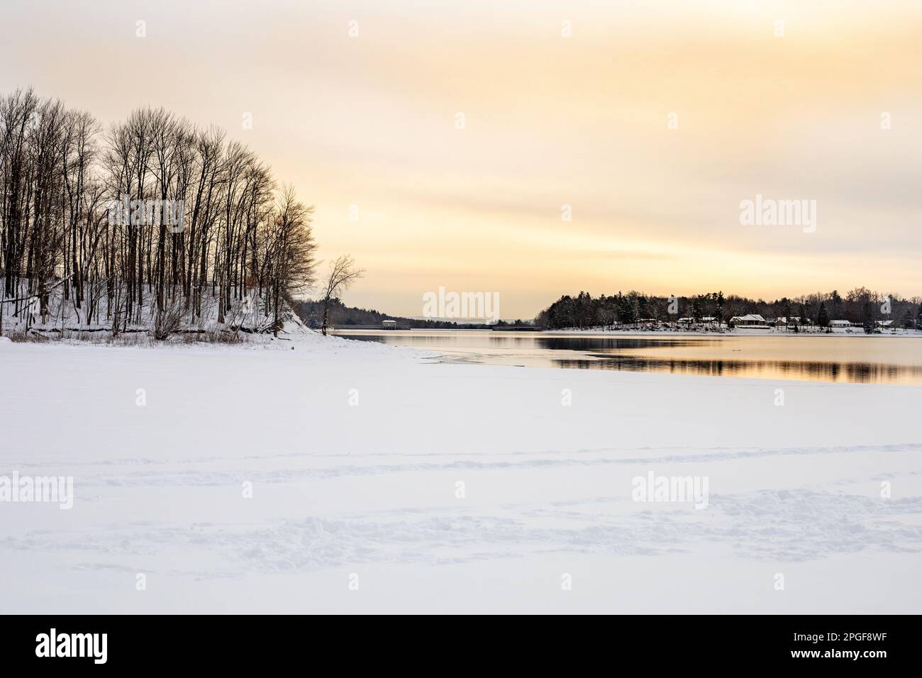 Winter ice lake sunset cold hi-res stock photography and images - Alamy