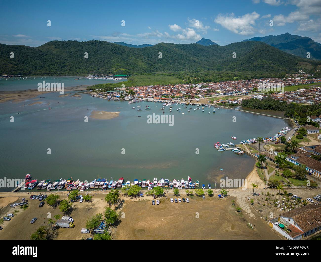 Beautiful view to tour boats on ocean pier in small historic town Stock ...