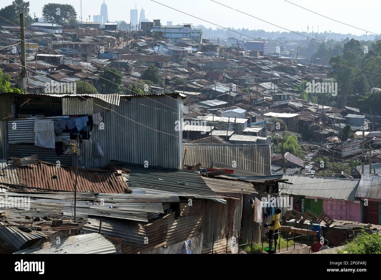 KENYA, Nairobi, Kibera slum and downtown skyline / KENIA, Nairobi, Slum ...