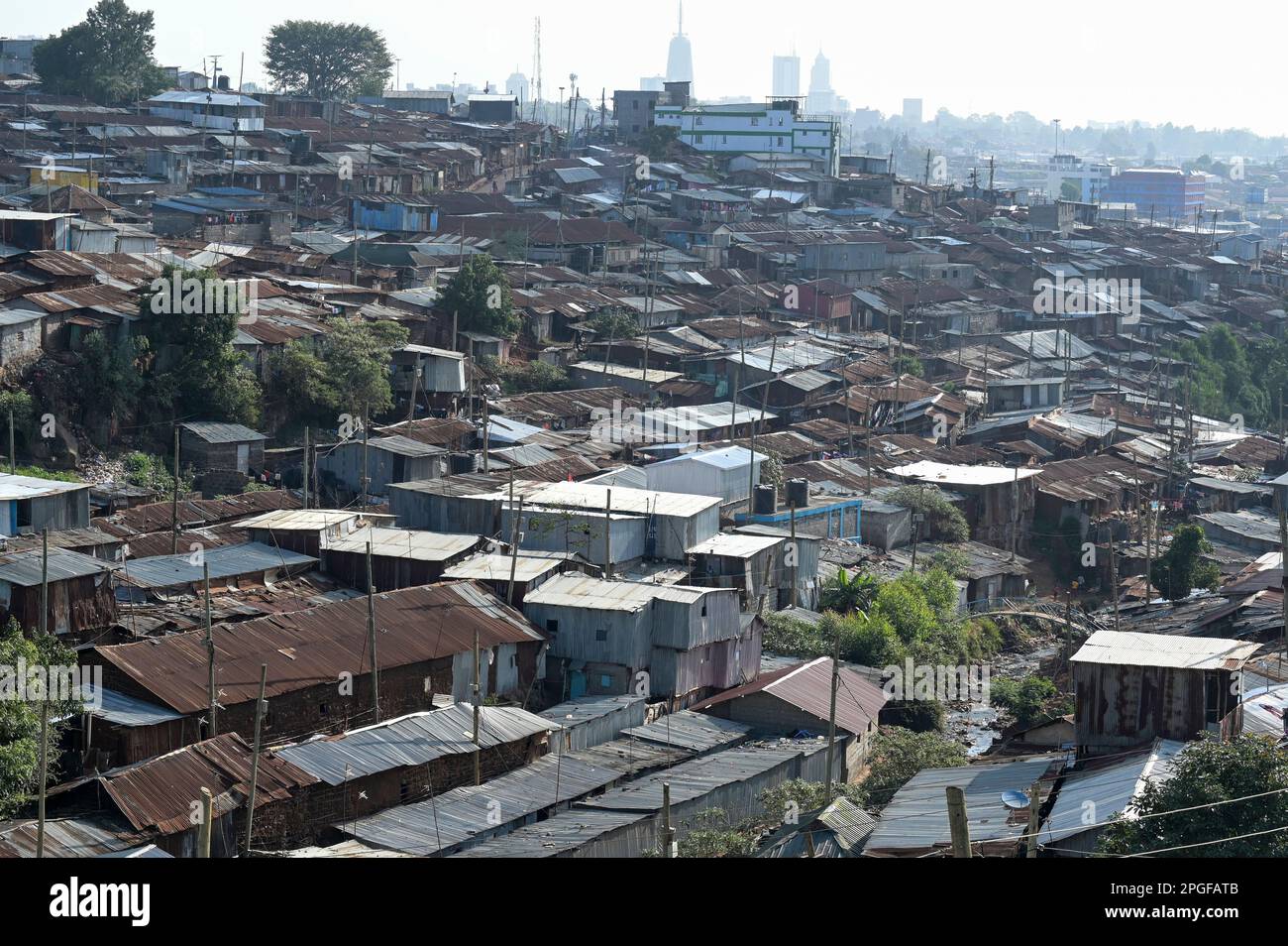 KENYA, Nairobi, Kibera slum and downtown skyline / KENIA, Nairobi, Slum ...