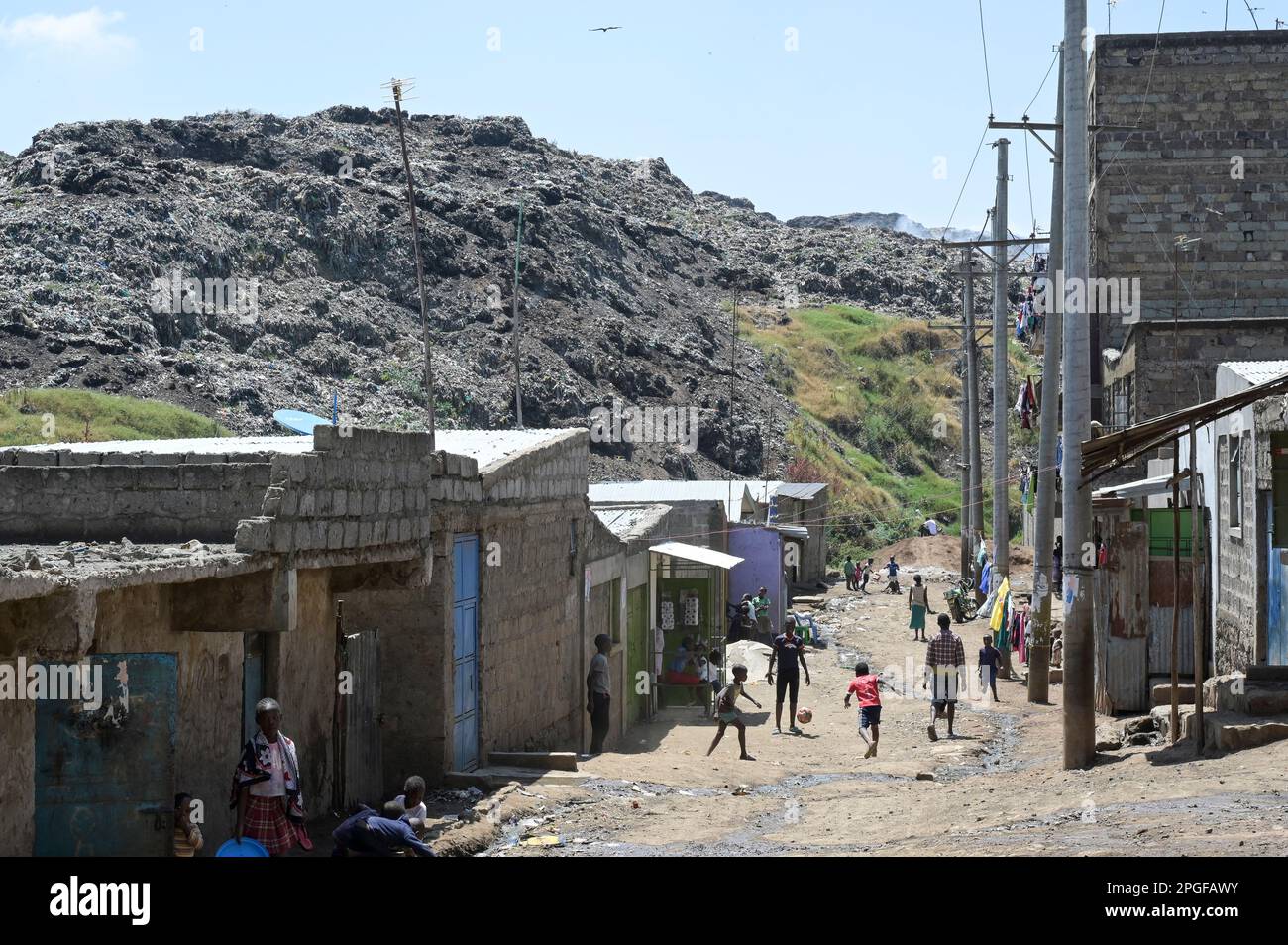 KENYA, Nairobi, Korogocho slum, houses close to Dandora waste dumping ...