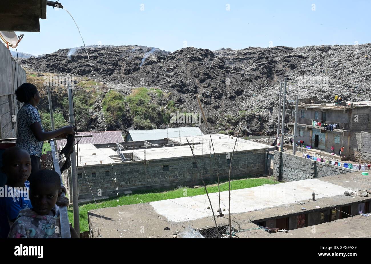 KENYA, Nairobi, Korogocho slum, houses close to Dandora waste dumping ...