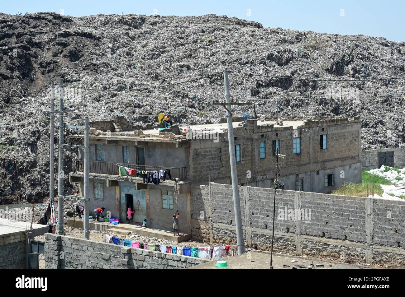 KENYA, Nairobi, Korogocho slum, houses close to Dandora waste dumping ...
