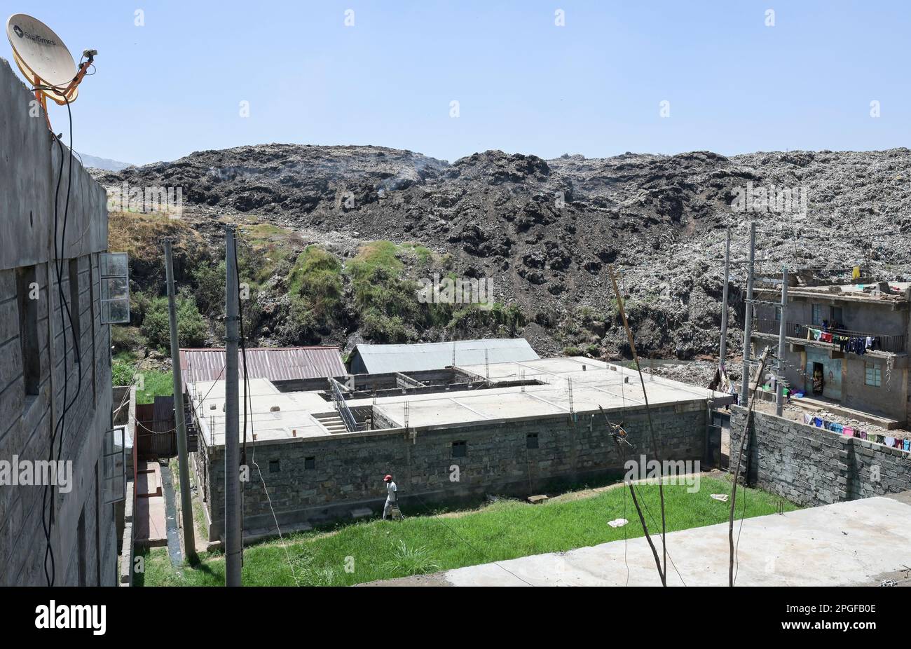 KENYA, Nairobi, Korogocho slum, houses close to Dandora waste dumping ...