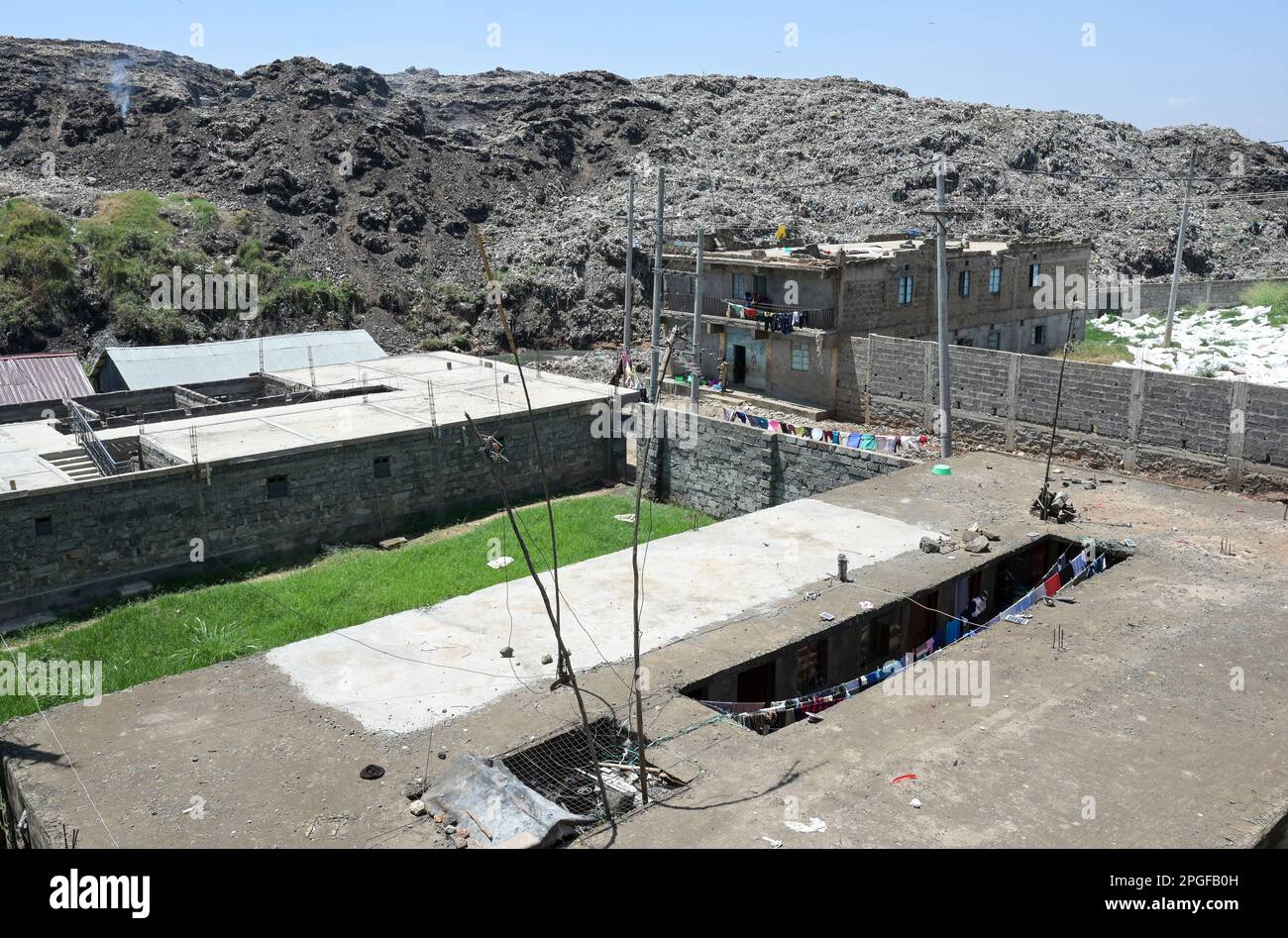 KENYA, Nairobi, Korogocho slum, houses close to Dandora waste dumping ...