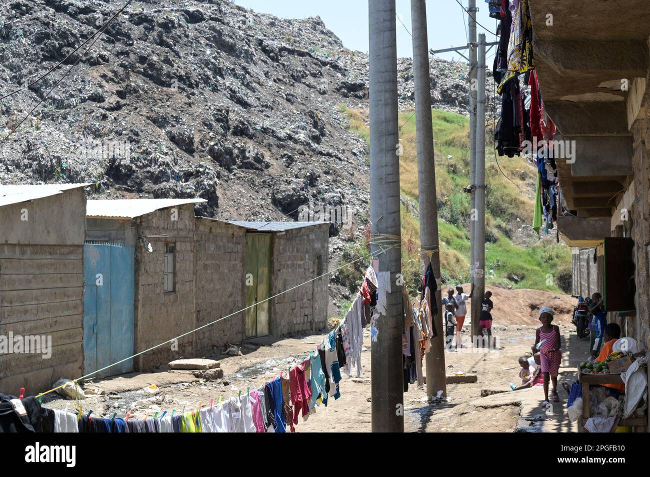 KENYA, Nairobi, Korogocho slum, houses close to Dandora waste dumping ...