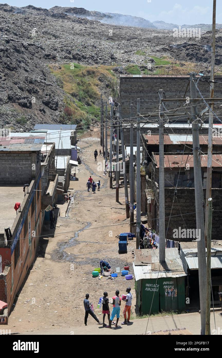 KENYA, Nairobi, Korogocho slum, houses close to Dandora waste dumping ...