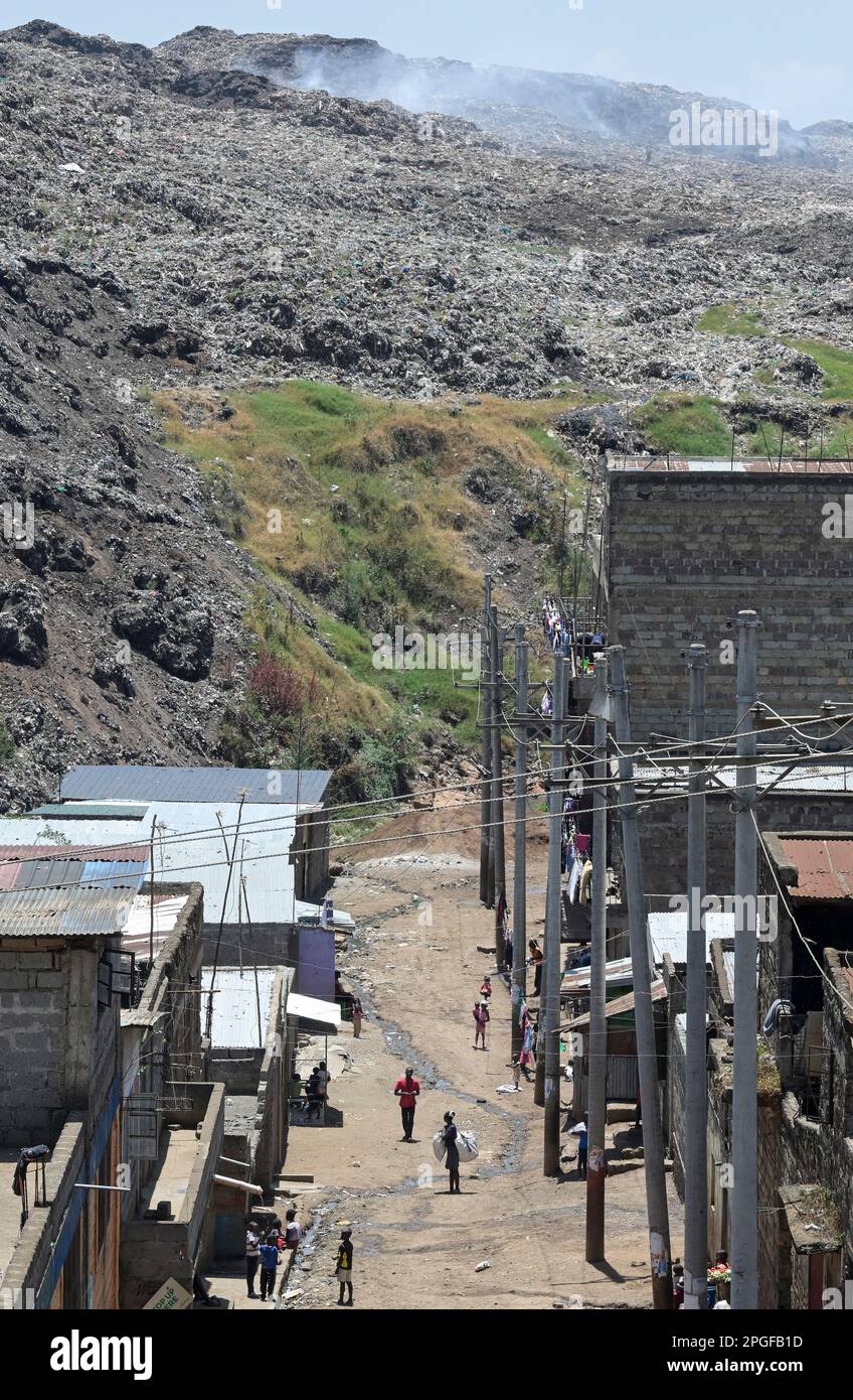 KENYA, Nairobi, Korogocho slum, houses close to Dandora waste dumping ...