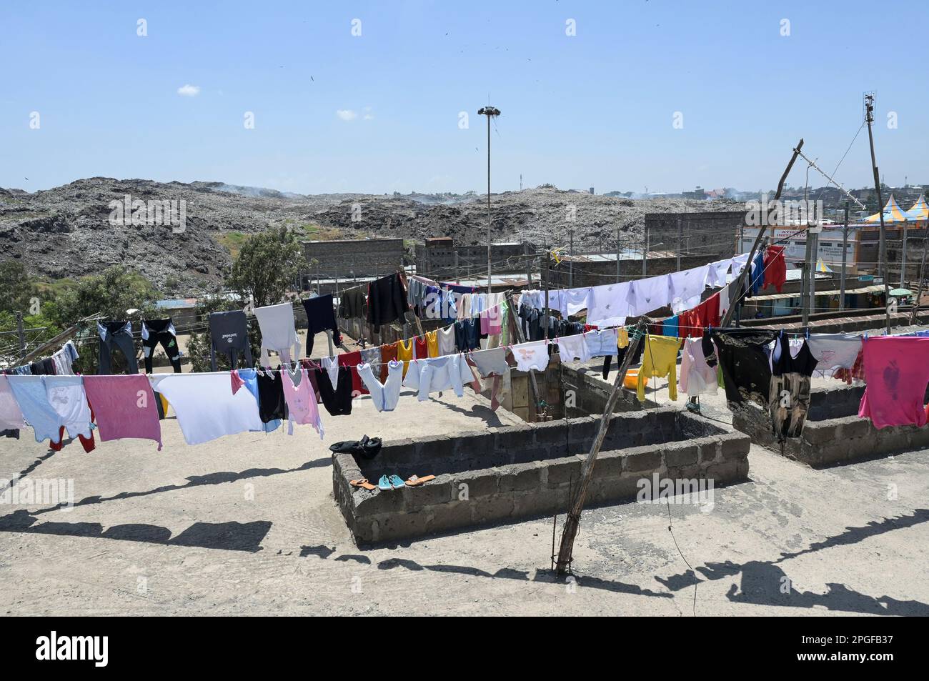 KENYA, Nairobi, Korogocho slum, houses close to Dandora waste dumping ...
