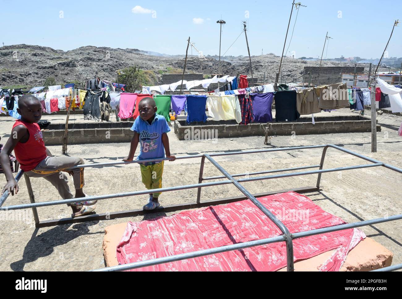 KENYA, Nairobi, Korogocho slum, houses close to Dandora waste dumping ...