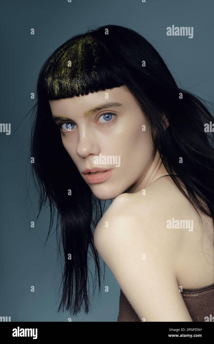 Model with gold glitter at brows and hair Stock Photo - Alamy
