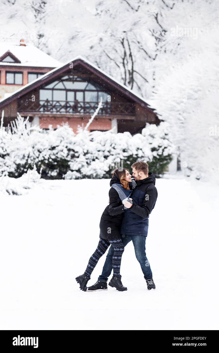 Couple dancing in snow hi-res stock photography and images - Alamy