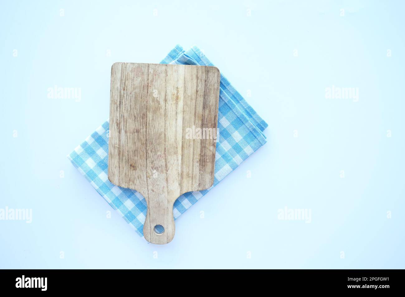 wooden chopping board on table top down Stock Photo - Alamy