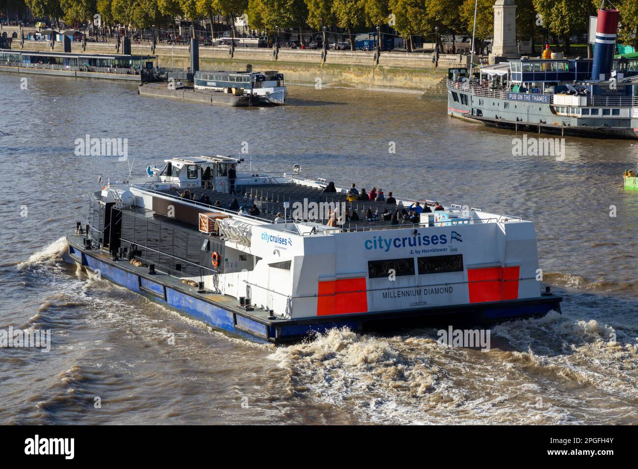 City Cruises boat Millennium Diamond sailing past the Victoria ...