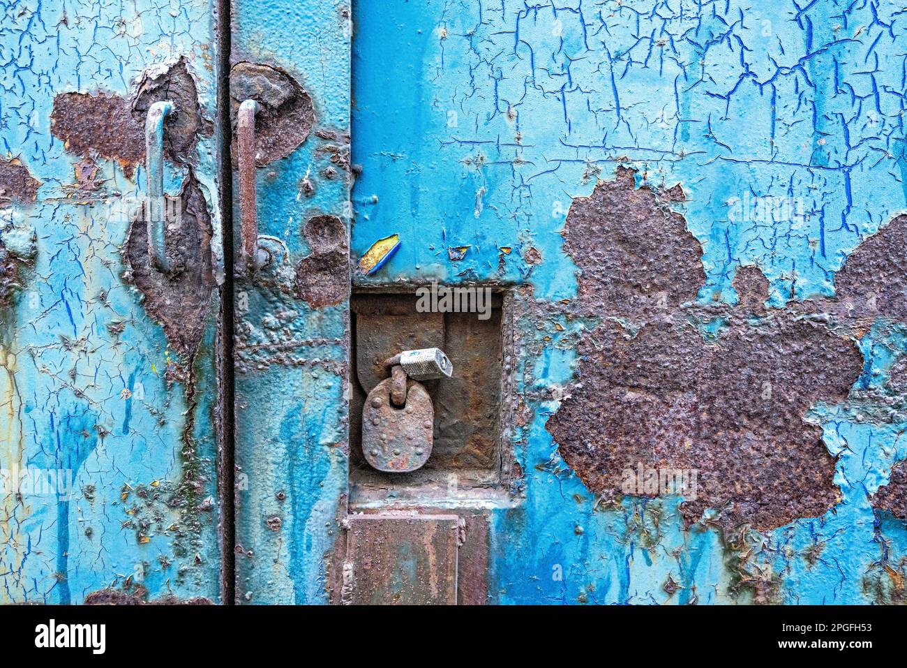 Rusted steel door with peeling paint Stock Photo - Alamy