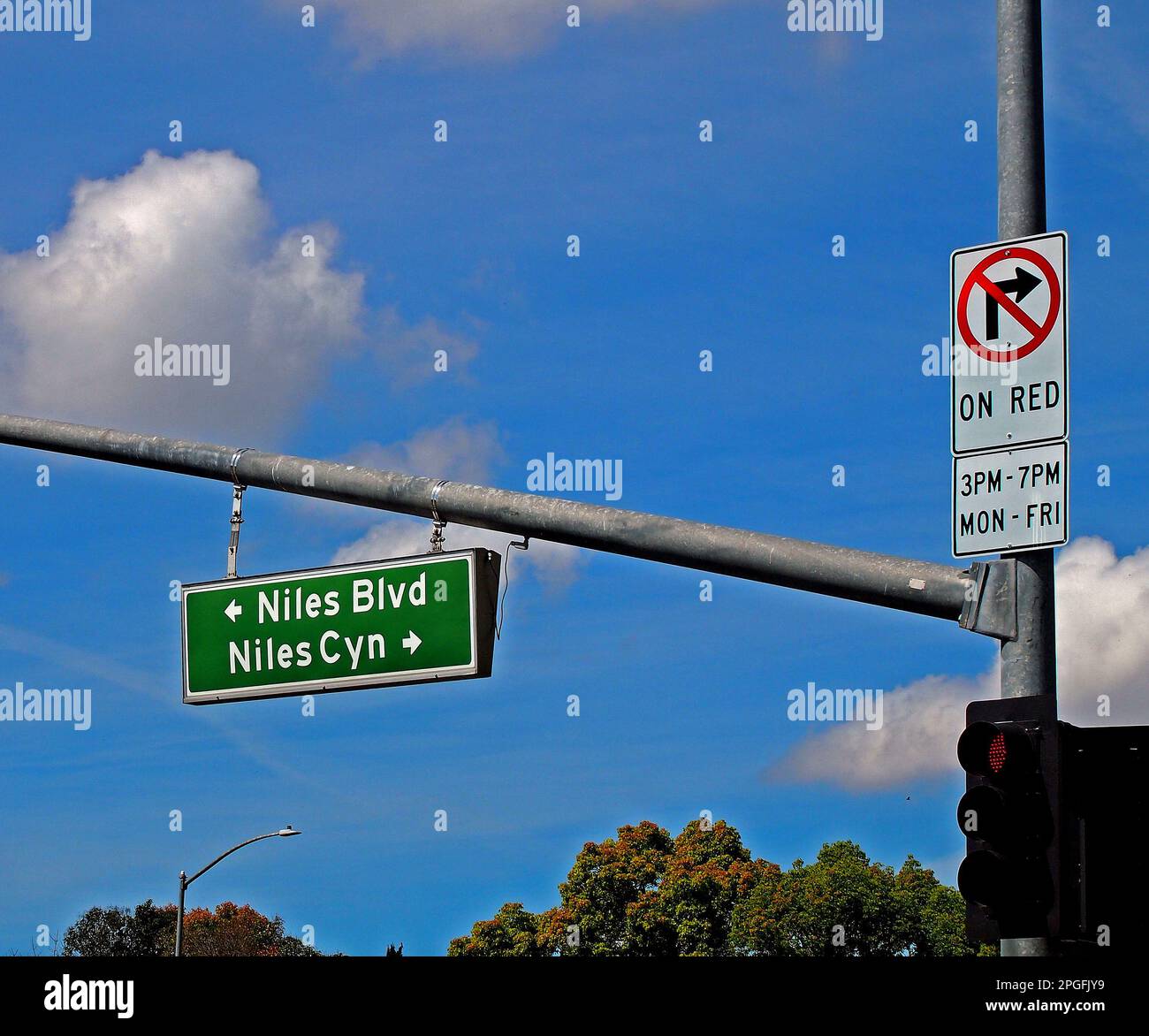 Niles Boulevard and Niles Canyon road, direction and no right turn on ...