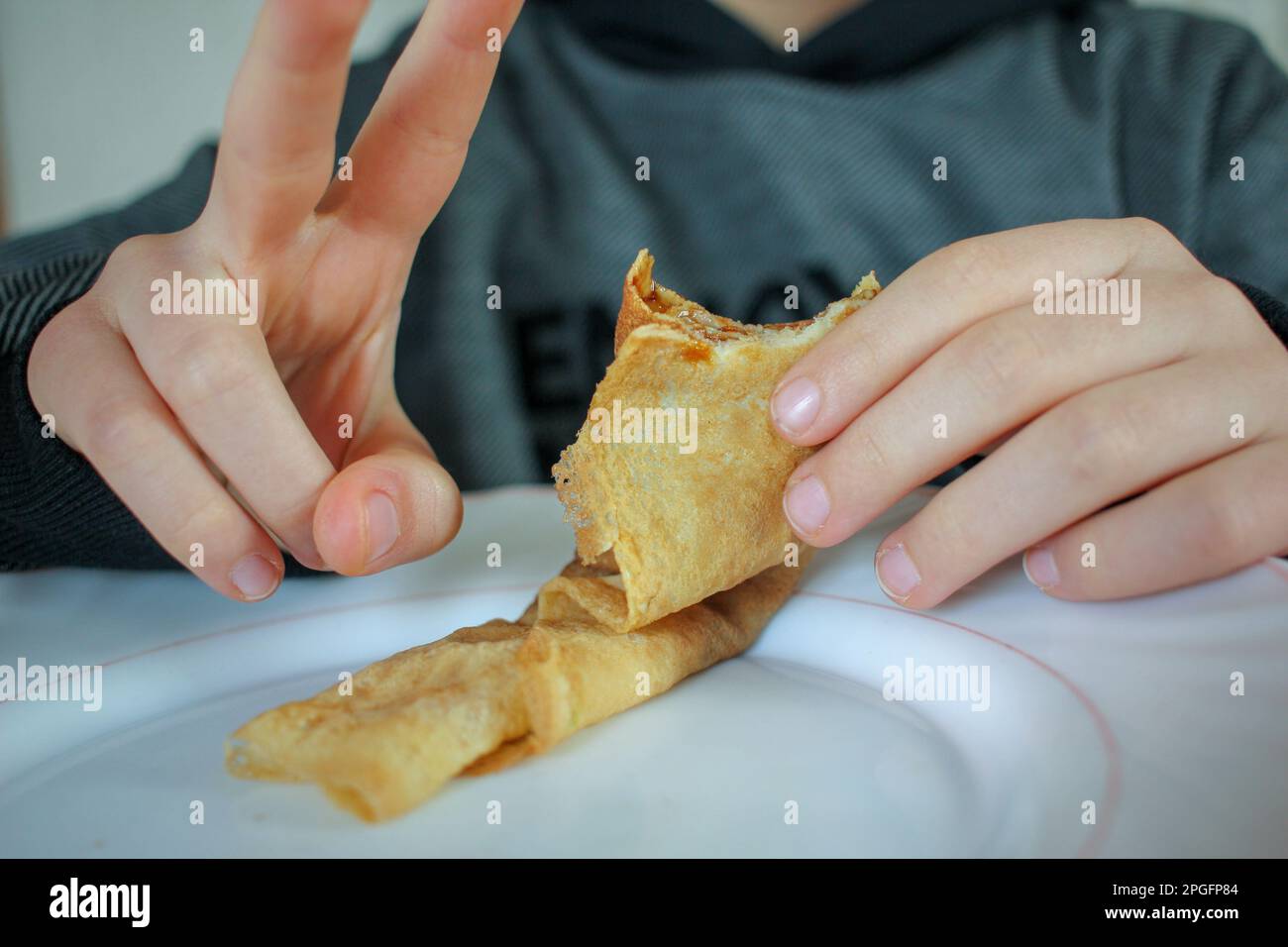 Person eating alone hi-res stock photography and images - Alamy