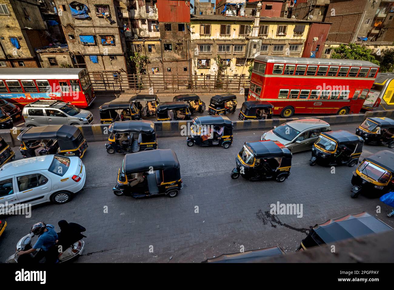 Bandra Train Station Stock Photo - Alamy