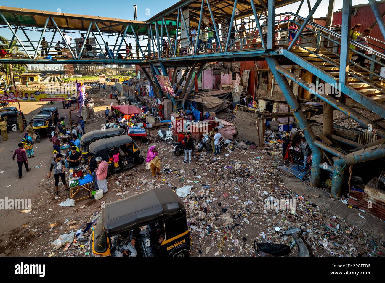 Slum bandra station hi-res stock photography and images - Alamy