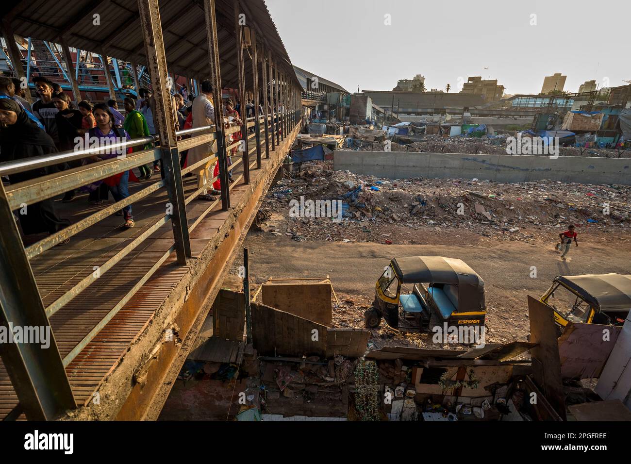 Mumbai slums india hi-res stock photography and images - Alamy