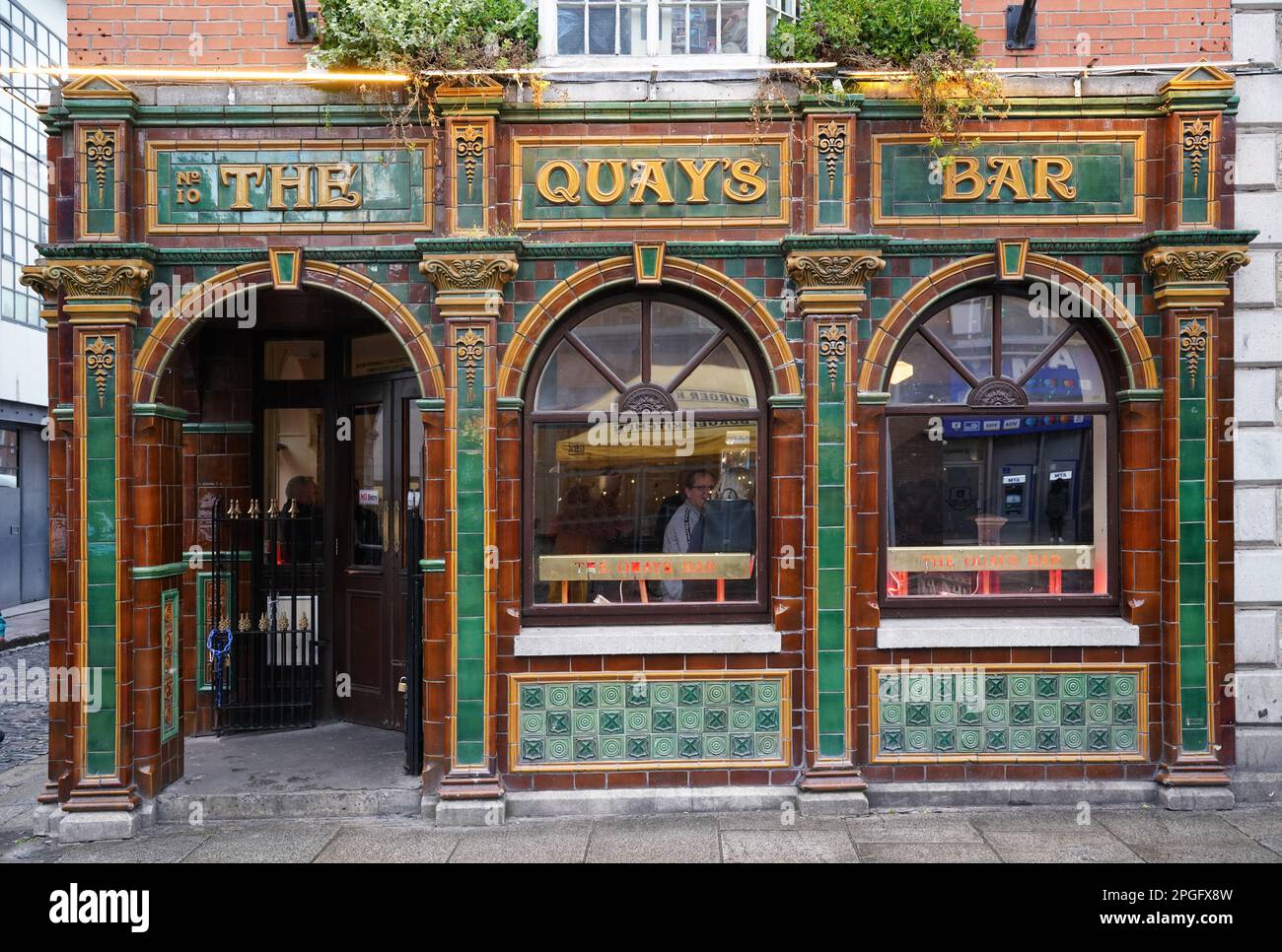 Colorful pub hi-res stock photography and images - Alamy