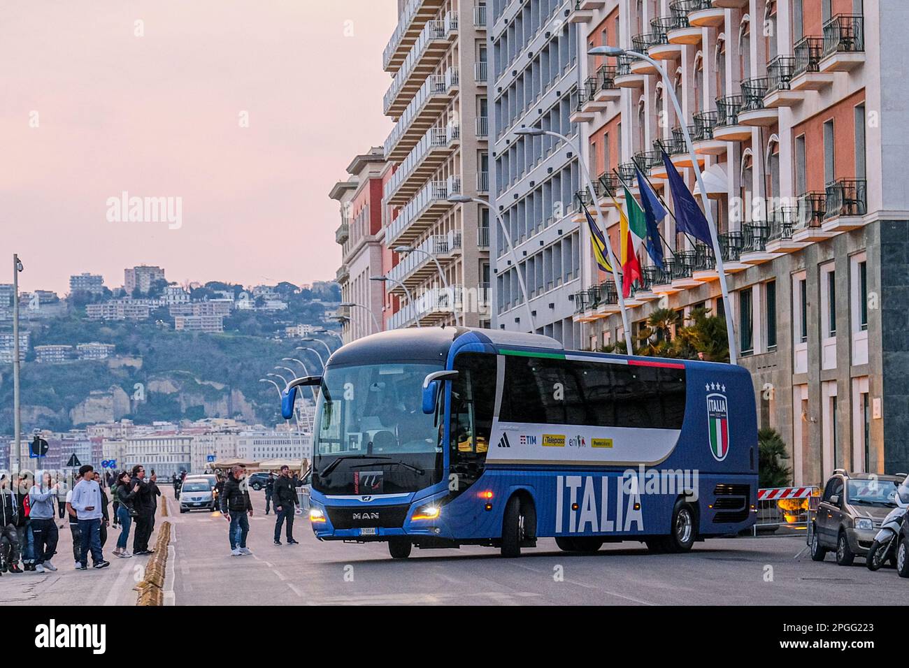 Italy's bus arrives on the Naples seafront, Italy will play tomorrow at ...