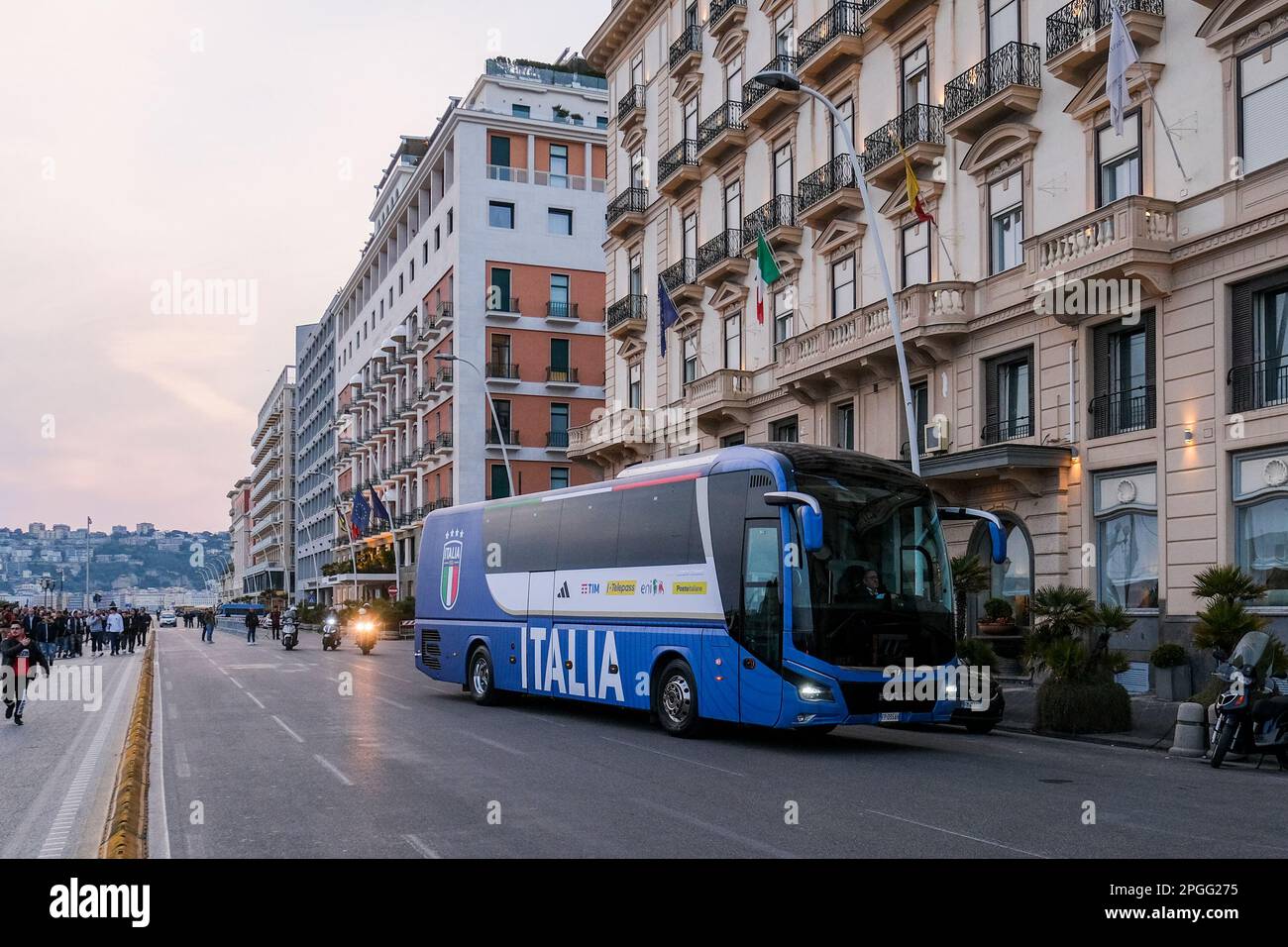 Italy's bus arrives on the Naples seafront, Italy will play tomorrow at ...
