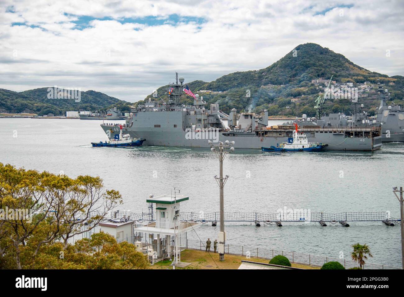 The amphibious dock landing ship USS Ashland (LSD 48) departs Commander ...