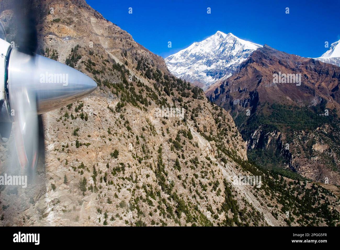 Airplane in sky over hills hi-res stock photography and images - Alamy