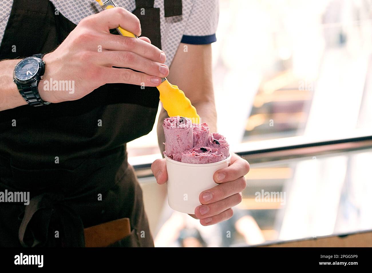 Put some cream hi-res stock photography and images - Alamy