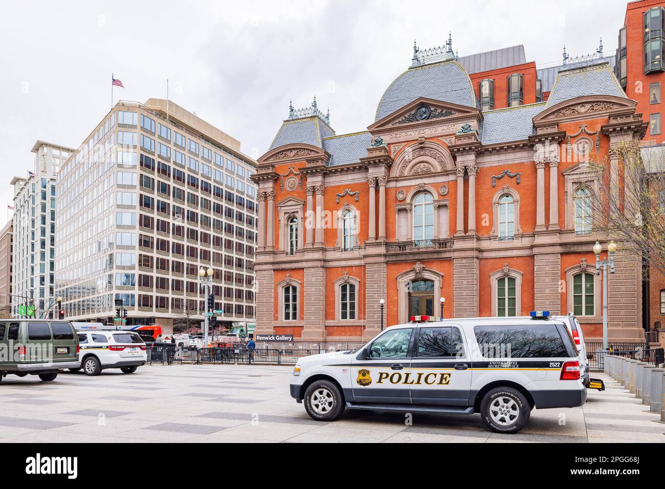 Gallery architecture with police car hi-res stock photography and ...