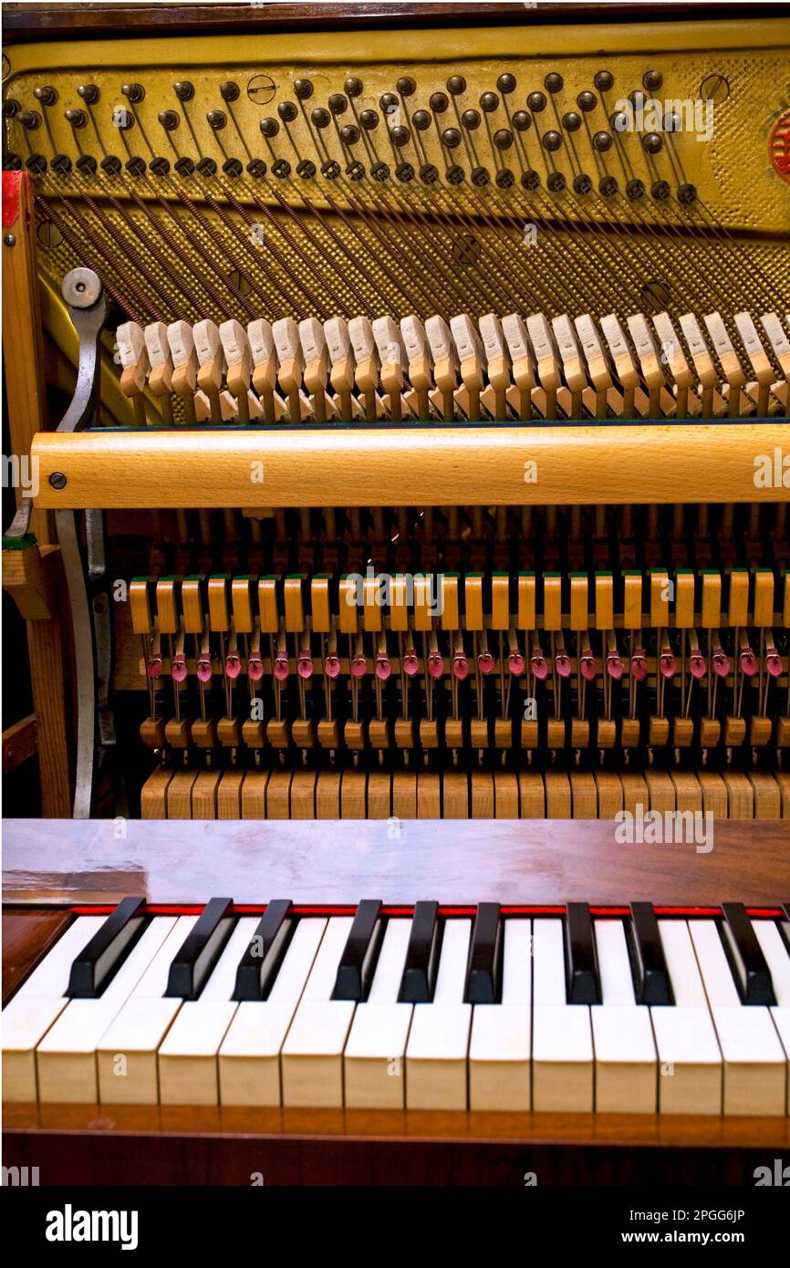 Piano hammers strings keys hi-res stock photography and images - Alamy