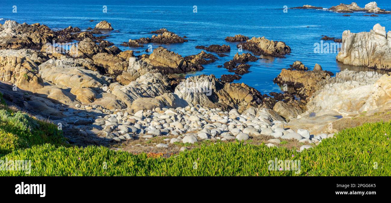 Rock formation and ocean water on the shoreline of Monterey Bay Stock ...