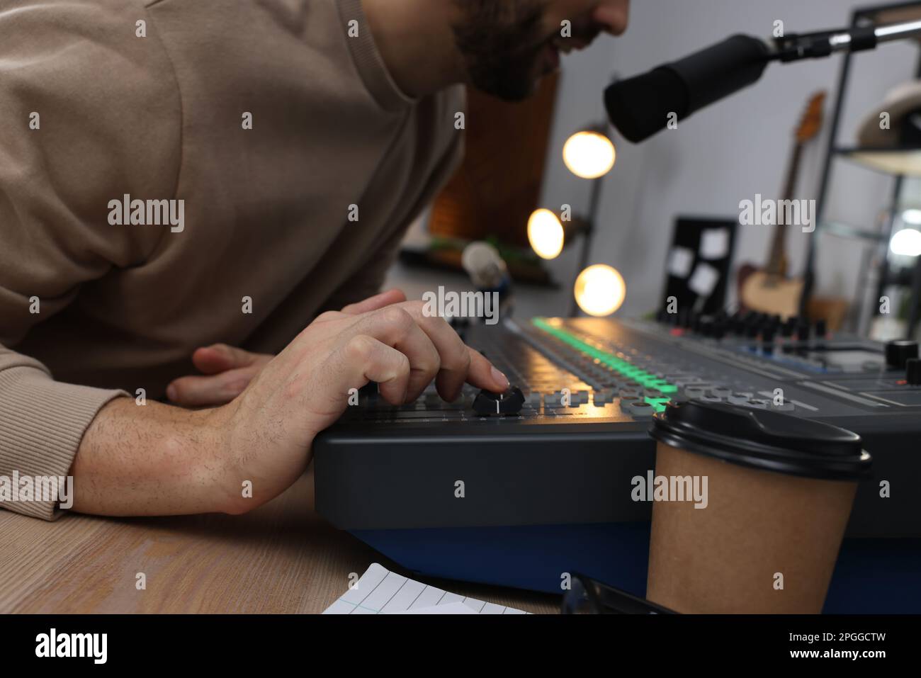 Radio host hi-res stock photography and images - Alamy