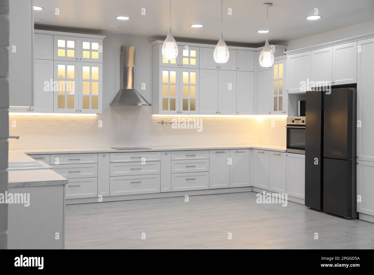 Light kitchen interior hi-res stock photography and images - Alamy