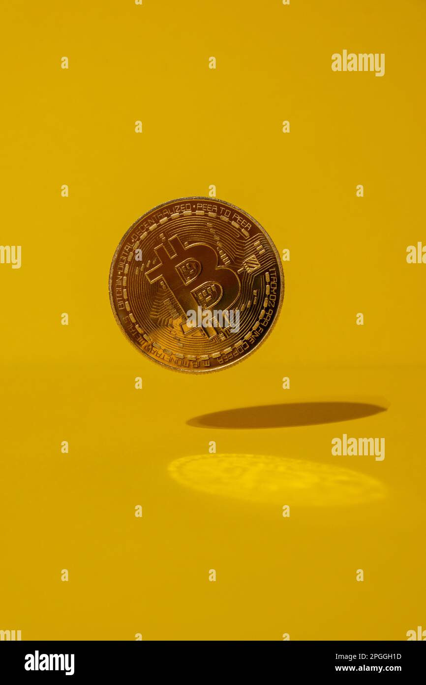 Coin spinning reflection hi-res stock photography and images - Alamy