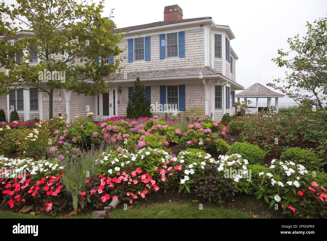 Cape cod house exterior hi-res stock photography and images - Alamy