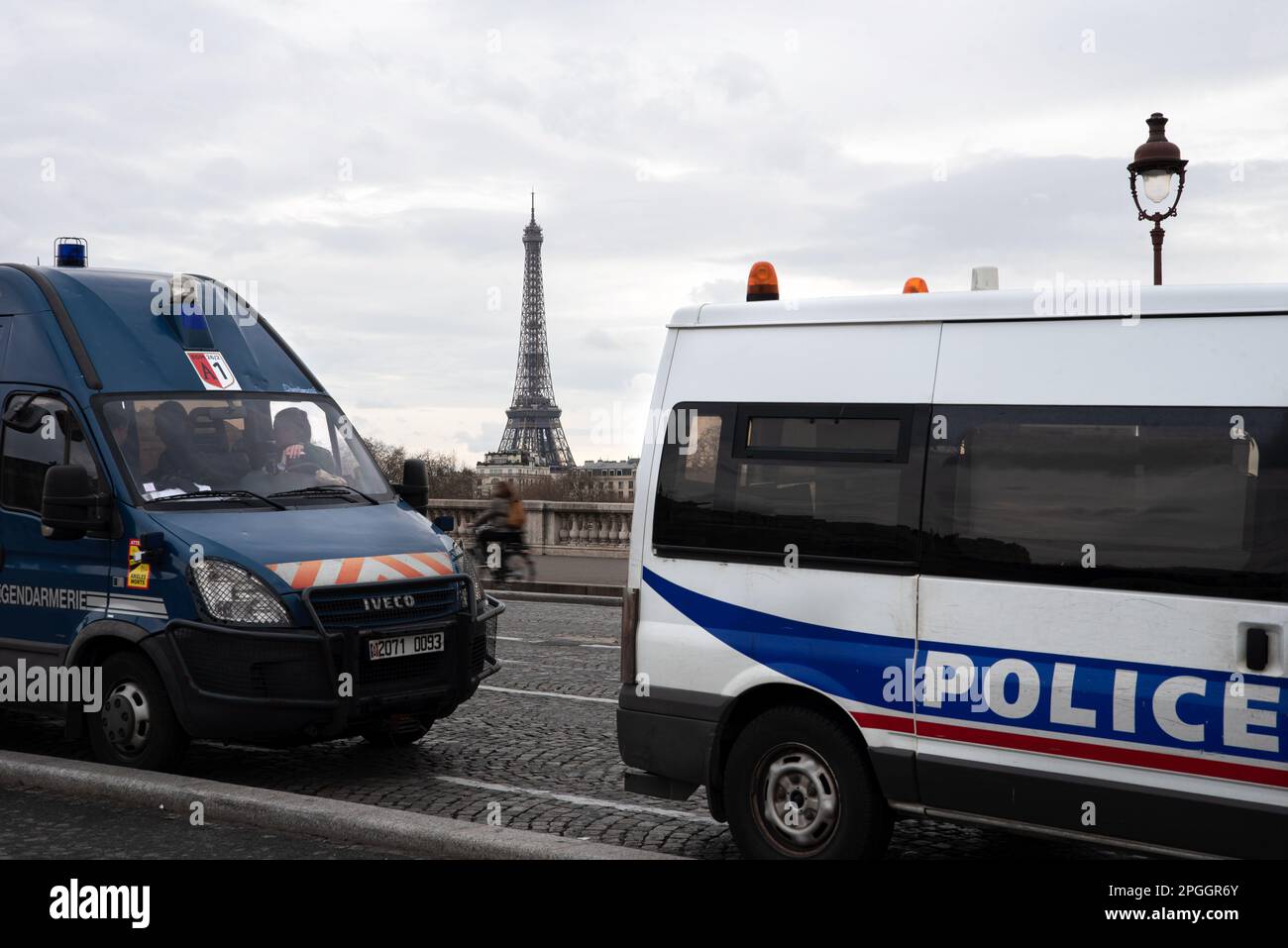 France riots cars hi-res stock photography and images - Alamy