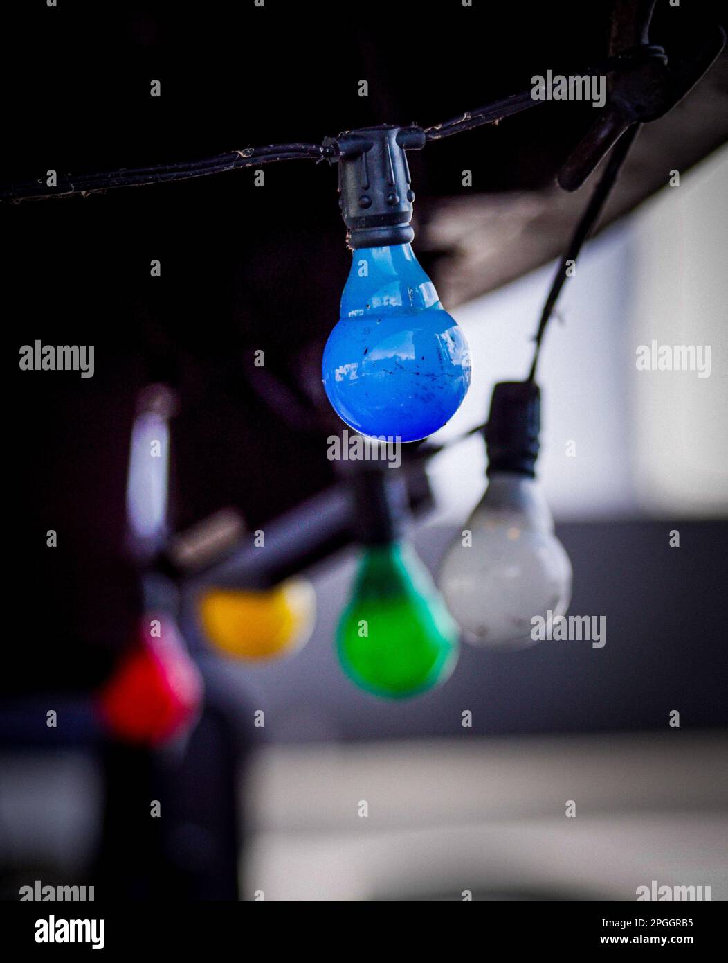 Hanging bulbs from ceiling hi-res stock photography and images - Alamy