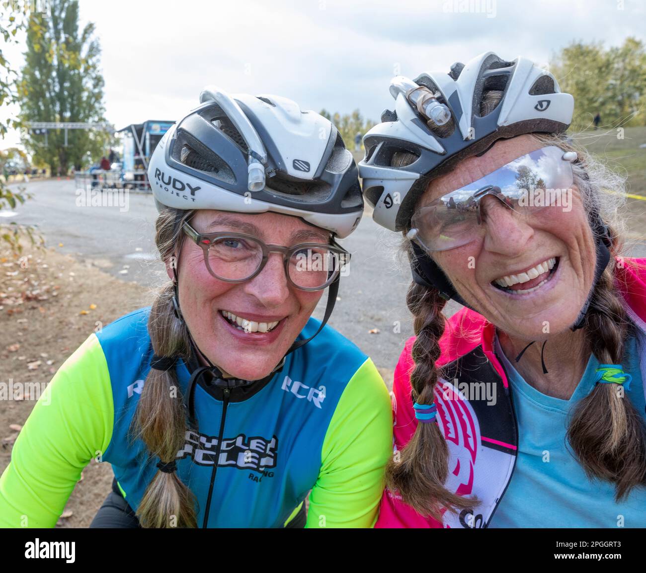 WA24058-00....Washington - Two Senior citizens (60 plus) are all smiles ...