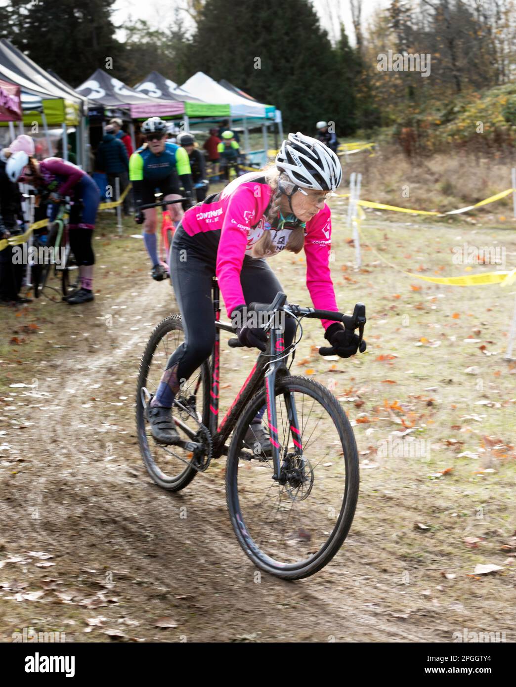 WA24118-00....Washington -Senior cyclist Vicky Spring (69 years ...