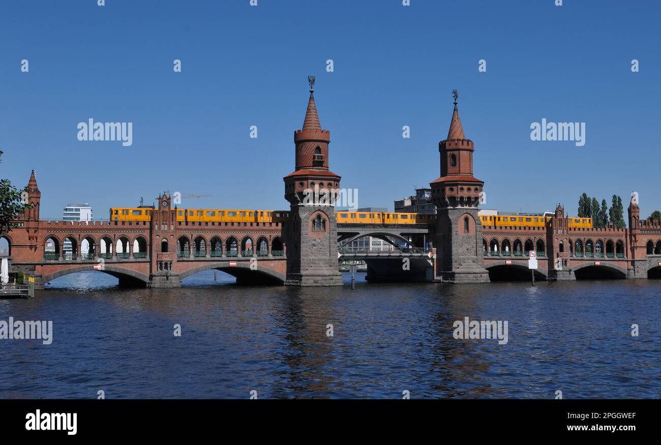Oberbaum Bridge, Spree, Friedrichshain, Berlin, Germany Stock Photo - Alamy