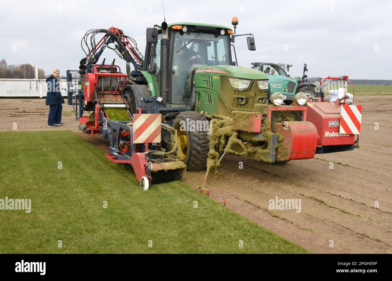 21 March 2023, Saxony, Döbrichau: With a fully automatic machine for ...