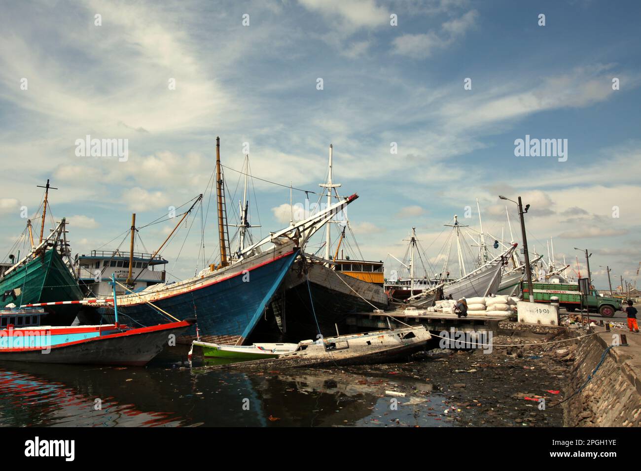 Traditional phinisi boats hi-res stock photography and images - Alamy